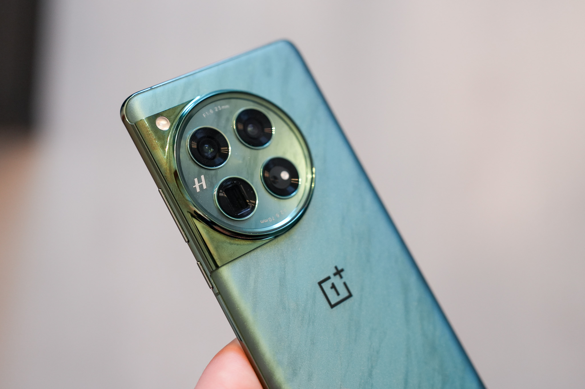 OnePlus hyppää mukaan AI-kisaan – Päivitys tuo Galaxy S24 -puhelimista tuttuja toimintoja ...