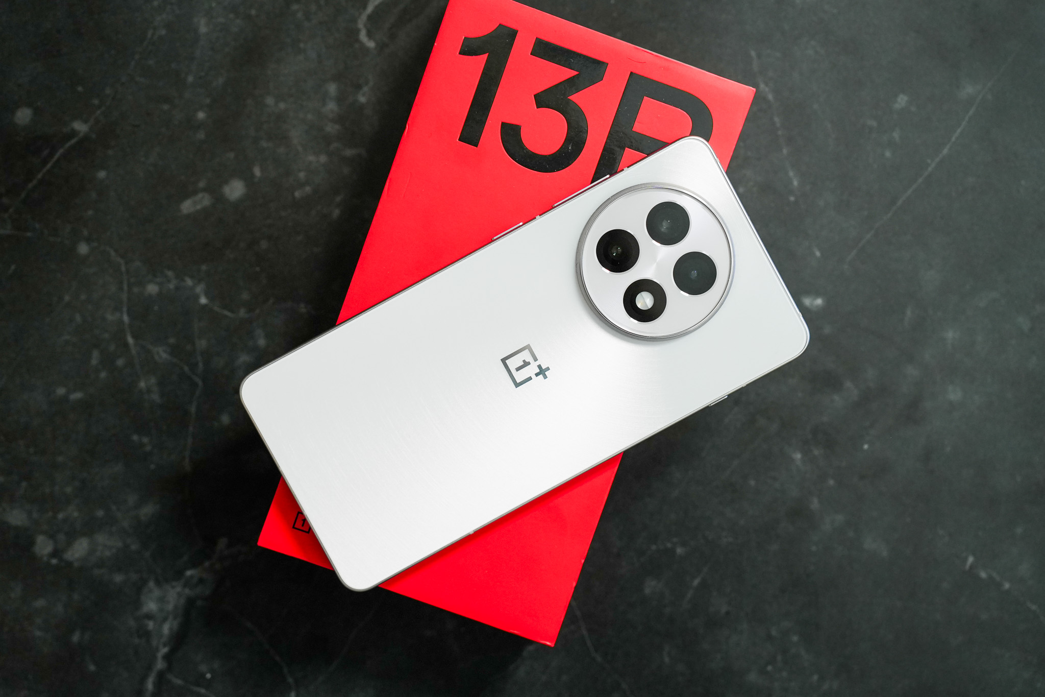 Arvostelussa OnePlus 13R – Onnistunut paluu juurille
